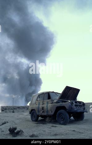 Kuwait Destroyed Burgan Oil Field - Retreating Iraqi Military set Fire ...