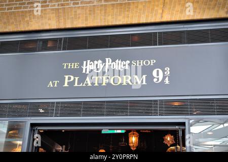 Harry Potter platform 9 3/4 shop and tourist attraction at Kings Cross ...
