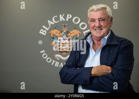 Steve Bruce, head coach for Blackpool, during the Sky Bet League 1 ...