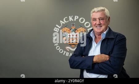 Steve Bruce head coach of Blackpool shouts at his players during the ...