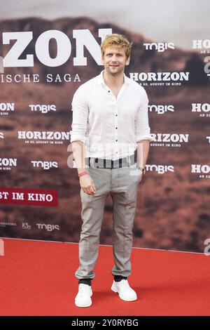 Steve Windolf at the premiere of Horizon in Berlin's Zoo Palast on 04 ...