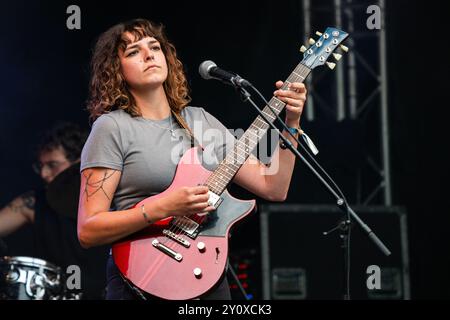 PLANTOID, CONCERT, 2024: Singer and guitarist Chloe Coyne of the band ...
