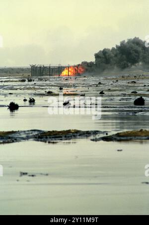 Kuwait Destroyed Burgan Oil Field - Retreating Iraqi Military set Fire ...