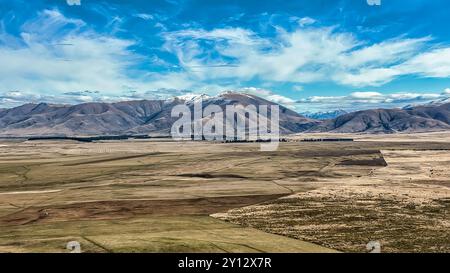 The way to Lake Ohau and the southern alps through alpine grasses and ...