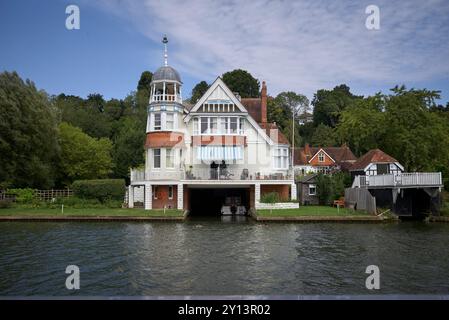 Grand riverside house in Caversham, Berkshire, offering stunning views ...