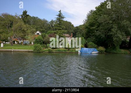 Grand riverside house in Caversham, Berkshire, offering stunning views ...