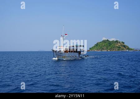 Phinisi Boat, Traditional Boat sailing at Labuan Bajo, East Nusa ...