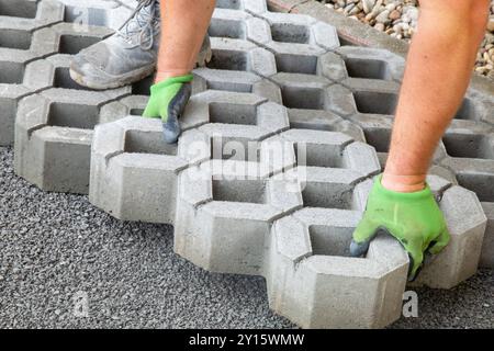 Pflasterarbeiten: Verlegen von Rasengittersteinen *** Paving work ...