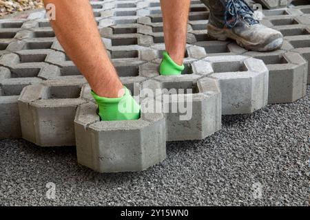 Pflasterarbeiten: Verlegen von Rasengittersteinen *** Paving work ...