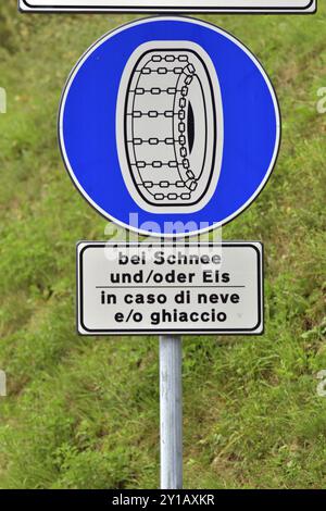 Traffic sign Snow chains compulsory Stock Photo - Alamy