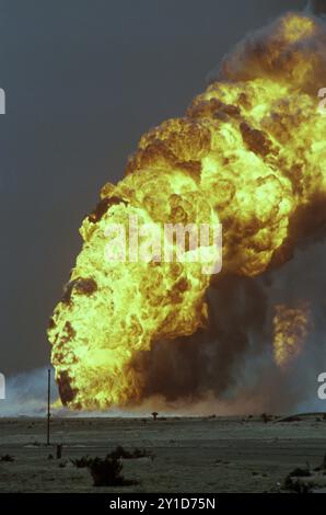 Kuwait Destroyed Burgan Oil Field - Retreating Iraqi Military set Fire ...