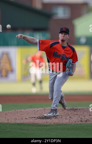 Bowling Green Hot Rods pitcher Junior William (32) delivers a pitch ...