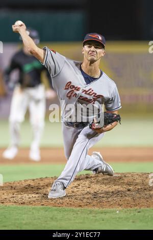 Bowling Green Hot Rods pitcher Junior William (32) delivers a pitch ...