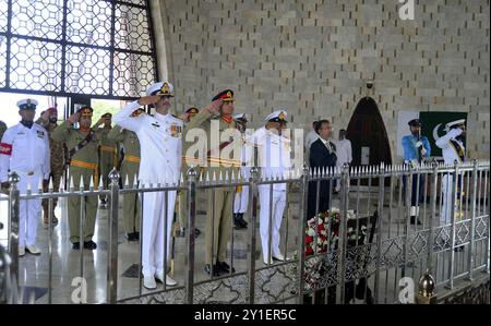 Corps Commander Karachi, Lieutenant General Babar Iftikhar paying ...