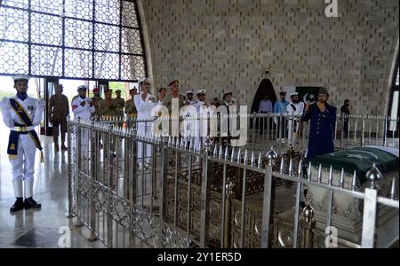 Corps Commander Karachi, Lieutenant General Babar Iftikhar paying ...