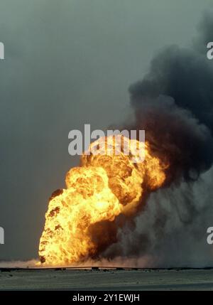 Kuwait Destroyed Burgan Oil Field - Retreating Iraqi Military set Fire ...