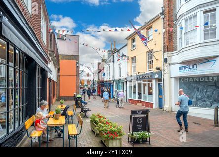 SHOPS AT THE PEDESTRIAN AREA OF COWES, ISLE OF WIGHT, ENGLAND, GREAT ...