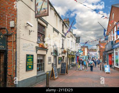 SHOPS AT THE PEDESTRIAN AREA OF COWES, ISLE OF WIGHT, ENGLAND, GREAT ...