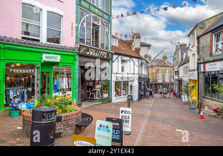 SHOPS AT THE PEDESTRIAN AREA OF COWES, ISLE OF WIGHT, ENGLAND, GREAT ...