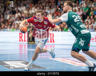 Ludvig Jurmala Astroem (FRISCH AUF! Goeppingen, #25) stoppt Milos Kos ...