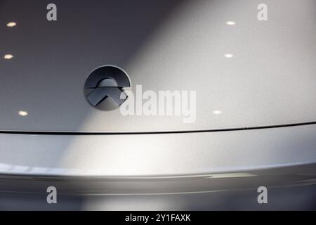 Symbolbild Elektroauto NIO Das Logo des chinesischen Herstellers von ...