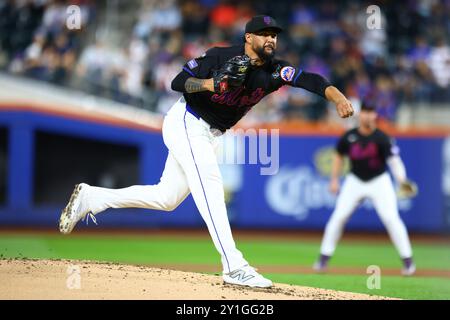 New York Mets' Sean Manaea pitches during the second inning of a ...