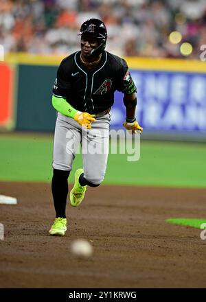 Arizona Diamondbacks' Geraldo Perdomo runs to first base for a single ...