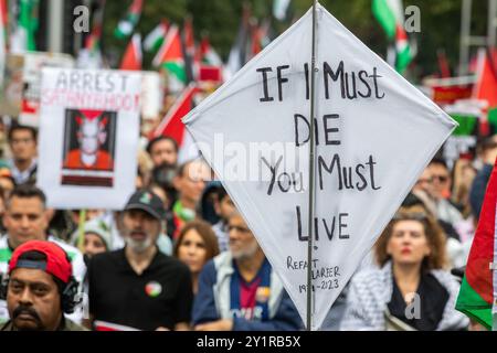 Kite Solidarity for Gaza in London Palestine supporters fly colourful ...