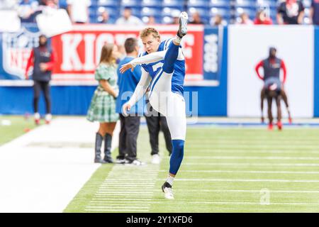 Indianapolis Colts kicker Spencer Shrader (3) watches a field goal ...