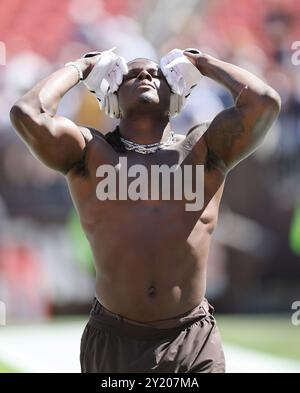 Cleveland Browns tight end David Njoku (85) runs up the field during an ...