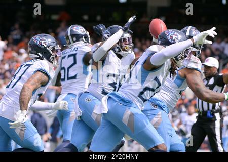 Tennessee Titans running back Julius Chestnut, left, signs autographs ...