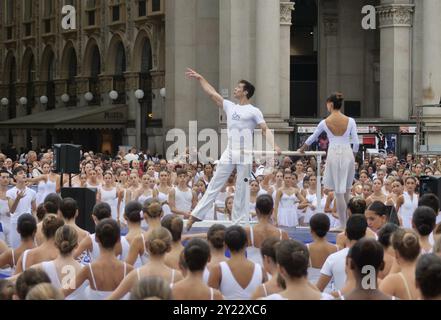 Roberto Bolle and Nicoletta Manni hold a dance master class for two ...