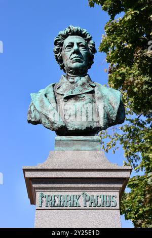 German-born violinist and composer Fredrik Pacius statue in Kaisaniemi ...