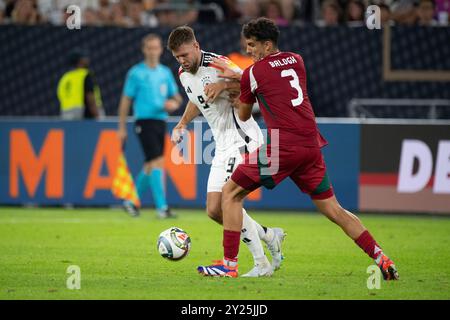Niclas FUELLKRUG (Fullkrug, GER) versus goalkeeper Bailey PEACOCK ...