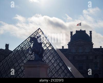 Louis XIV Statue, Pyramide du Louvre, Louvre Museum, Paris, France ...