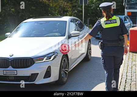 Police officers, policewoman checks vehicles. The Bavarian border ...
