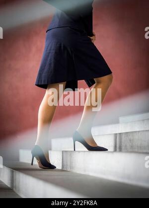Symbolfoto zum Thema Frauen in der Bundeswehr. Soldaten des ...