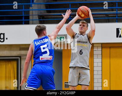 Johannes Patrick (MHP Riesen Ludwigsburg, #06) im Zweikampf mit Arnas ...