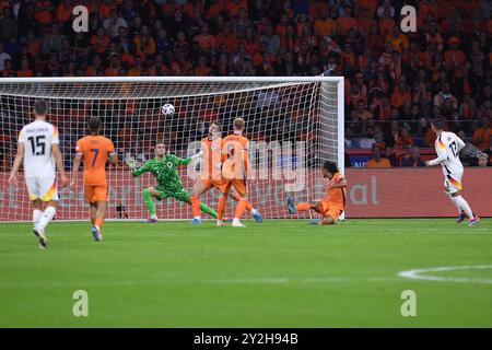 TOR zum 1:0 Deniz Undav VfB Stuttgart (26) Torjubel Kristijan Jakic FC Augsburg FCA (17 ...