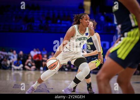 New York Liberty forward Kennedy Burke (22) drives on Indiana Fever ...