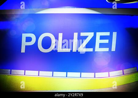 FOTOMONTAGE, Polizei-Schriftzug auf einem Einsatzfahrzeug ...