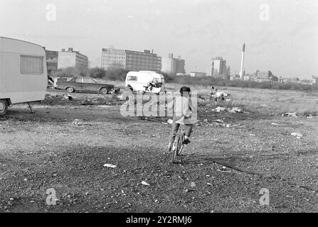 Current 47-2-1971 : The wanderers who ended up in the slums. Gypsies ...