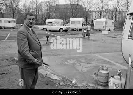 Current 47-2-1971 : The wanderers who ended up in the slums. Gypsies ...