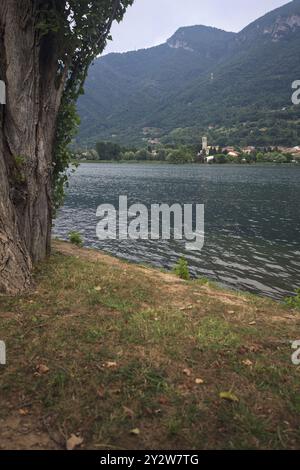Lake at sunset with the opposite shore on the horizon Stock Photo - Alamy