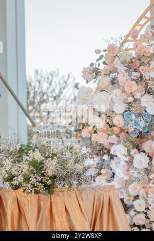 Elegant wedding table with pastel floral arrangement Stock Photo - Alamy