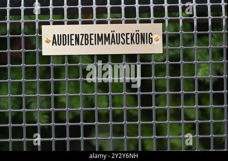 offizielle Bank gegenüber von Grab des 2012 verstorbenen Schauspieler ...