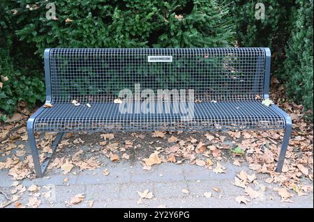 offizielle Bank gegenüber von Grab des 2012 verstorbenen Schauspieler Dirk Bach und seinem Mann ...