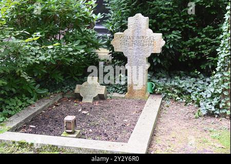 Grab des 1973 verstorbenen Schauspieler Willy Birgel auf dem Kölner Prominentenfriedhof Melaten ...