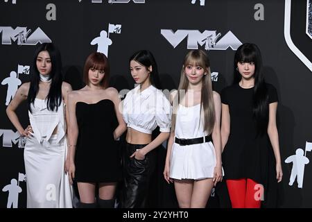 Huh Yun-jin, Kim Chae-won, Kazuha, Sakura Miyawaki and Hwang Jung-eum ...