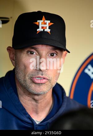 Houston Astros manager Joe Espada (19) looks on before a baseball game ...